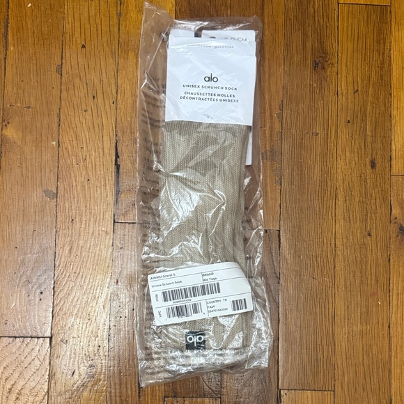 ALO Yoga | Accessories | Alo Yoga Gravel Unisex Scrunch Socks | Poshmark